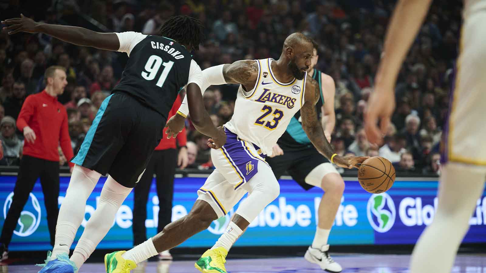 Lakers’ LeBron James makes everyone miss before tomahawk slam dunk