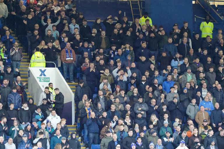 29 brilliant pictures of Portsmouth faithful roaring on side at ...