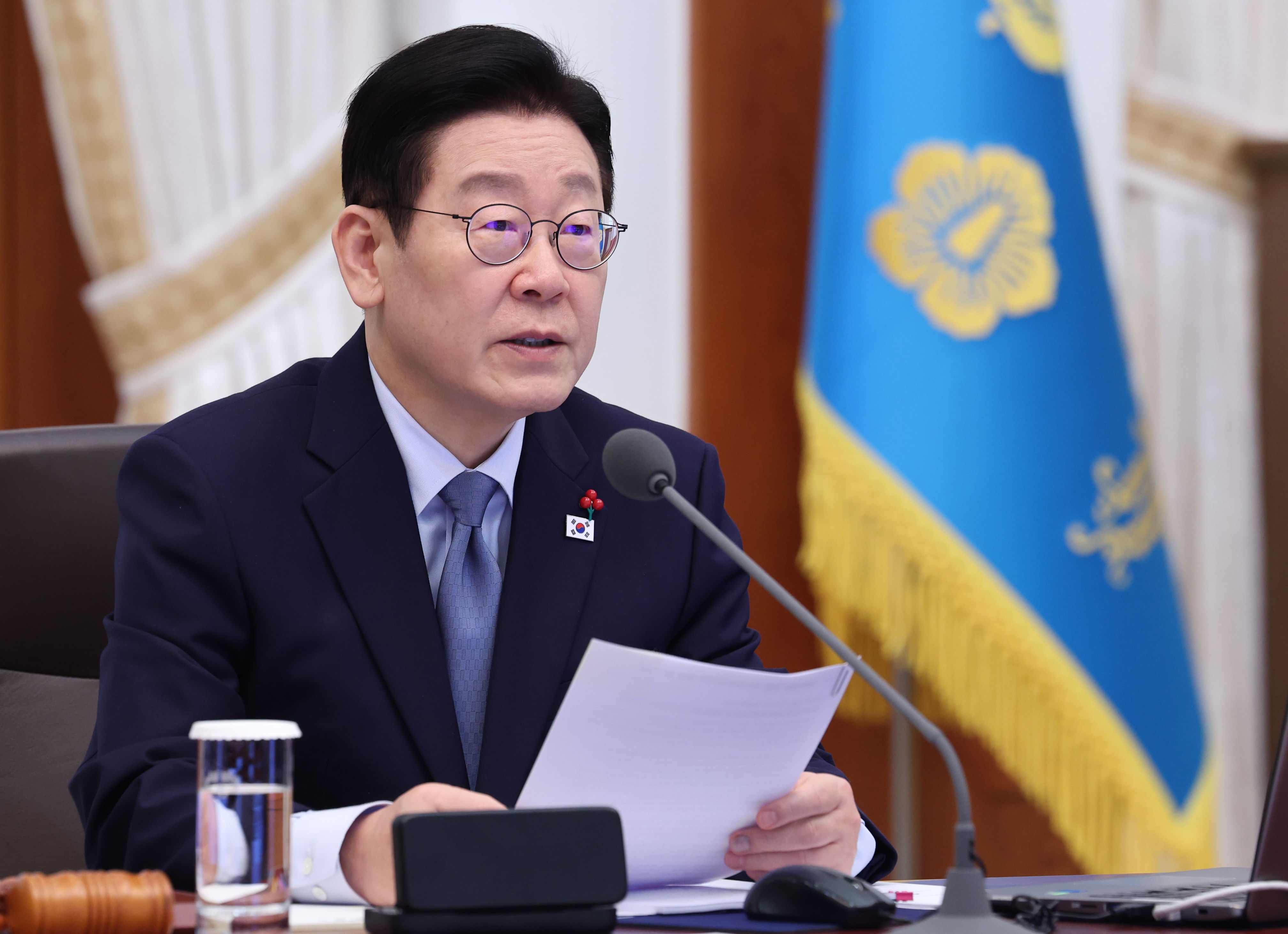 President Lee-praised officer receives special commendation