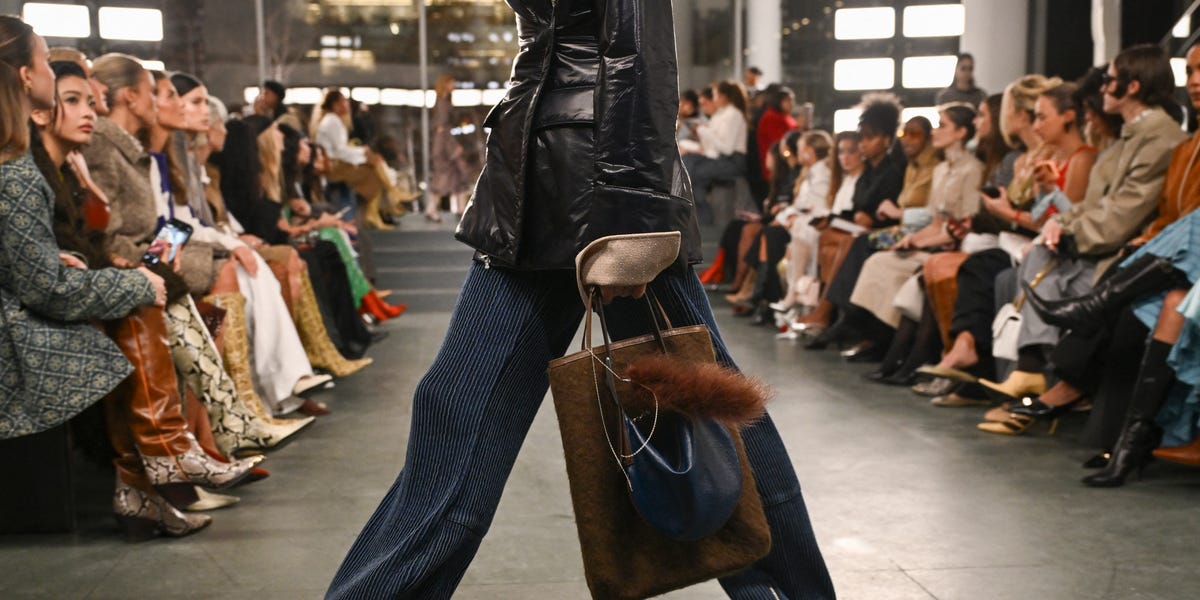 I pantaloni di velluto a coste sono la tendenza moda del 2026 e si ...