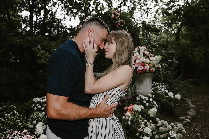Taylor Swift và Travis Kelce hoãn đám cưới