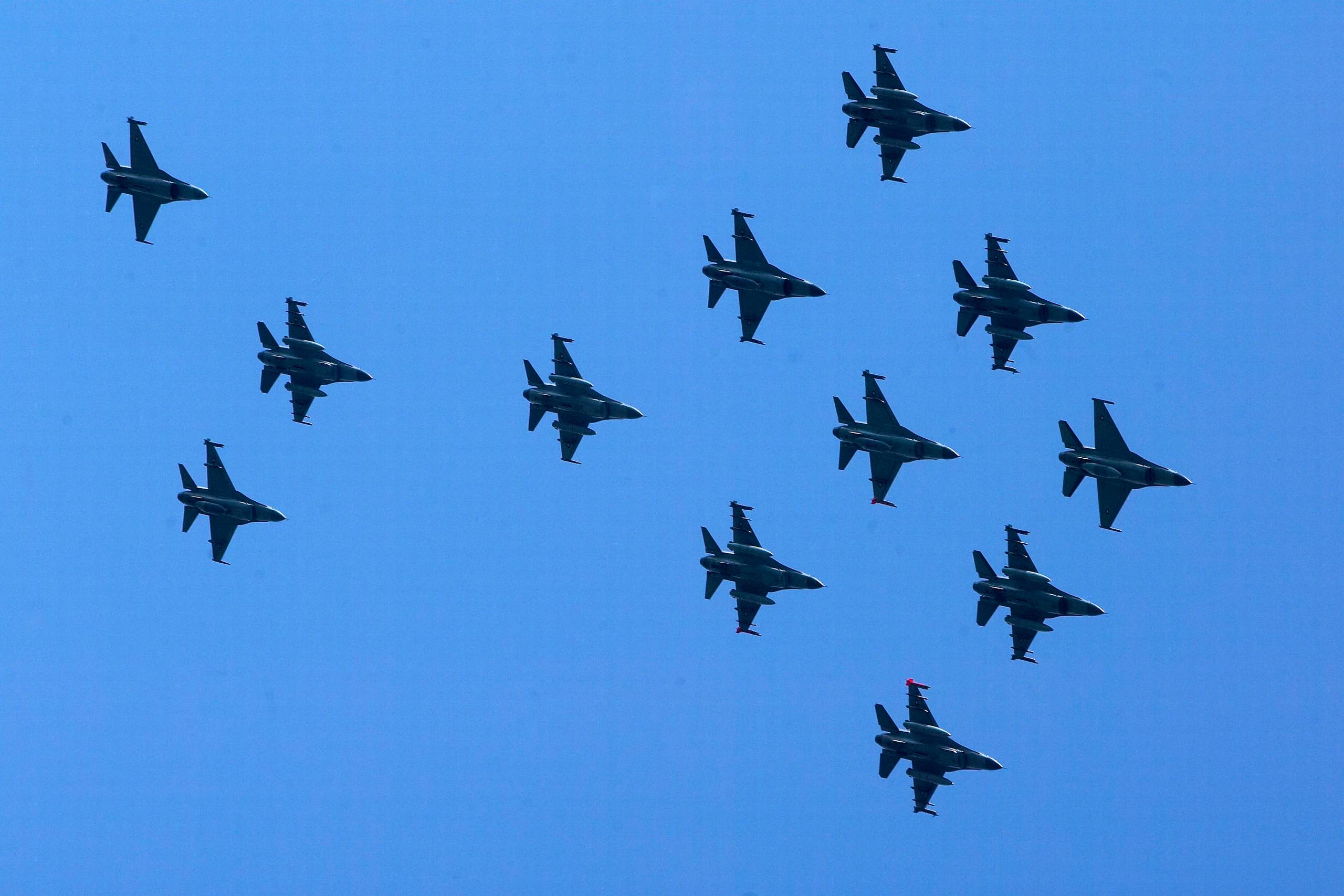 Vejret vinder over F-16: Afskeden aflyses