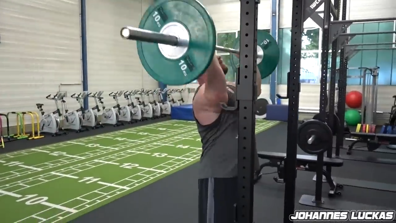 Bodybuilder wird abgezogen