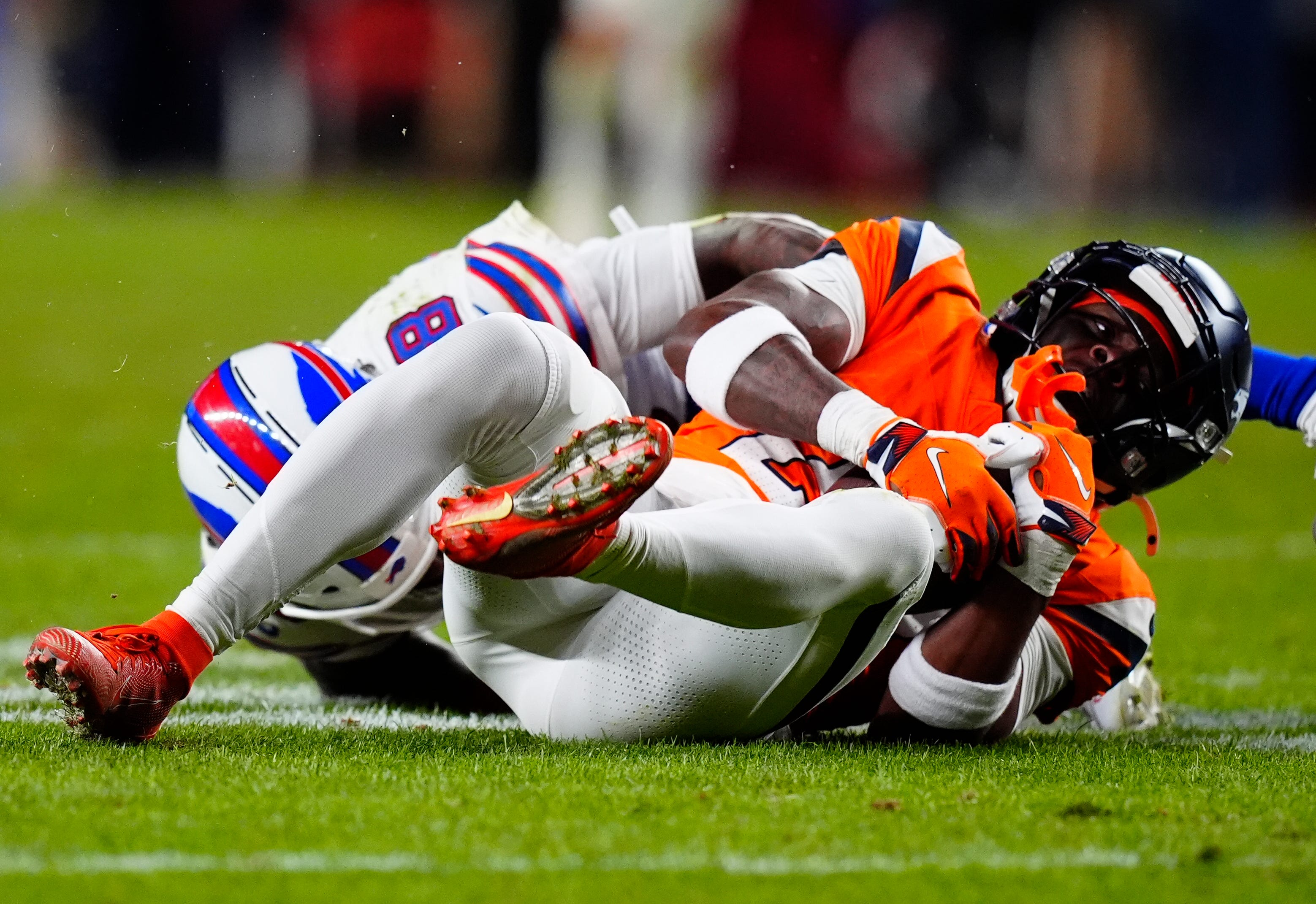 1 photo makes strong case Brandin Cooks caught it in Bills-Broncos