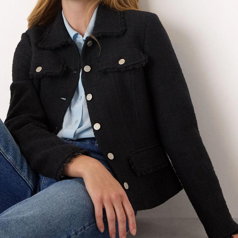 Want to refresh your denim outfit formula? Amanda Seyfried's statement ...