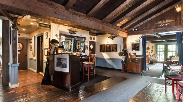 New York's oldest restaurant is a cozy eatery that's older than America ...