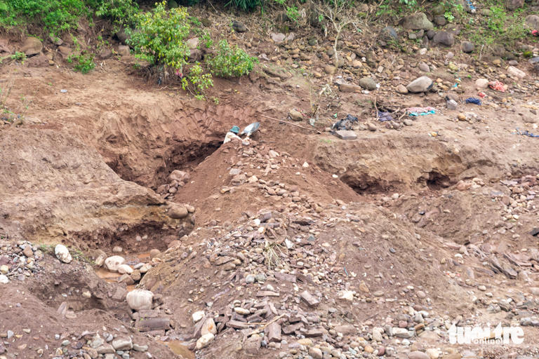 Người dân khoét hàm ếch dưới chân quốc lộ để đãi vàng