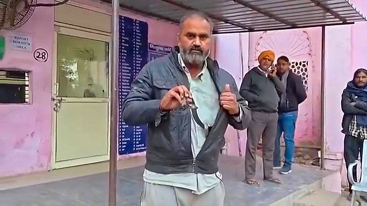 Man pulls live cobra from jacket while waiting at hospital