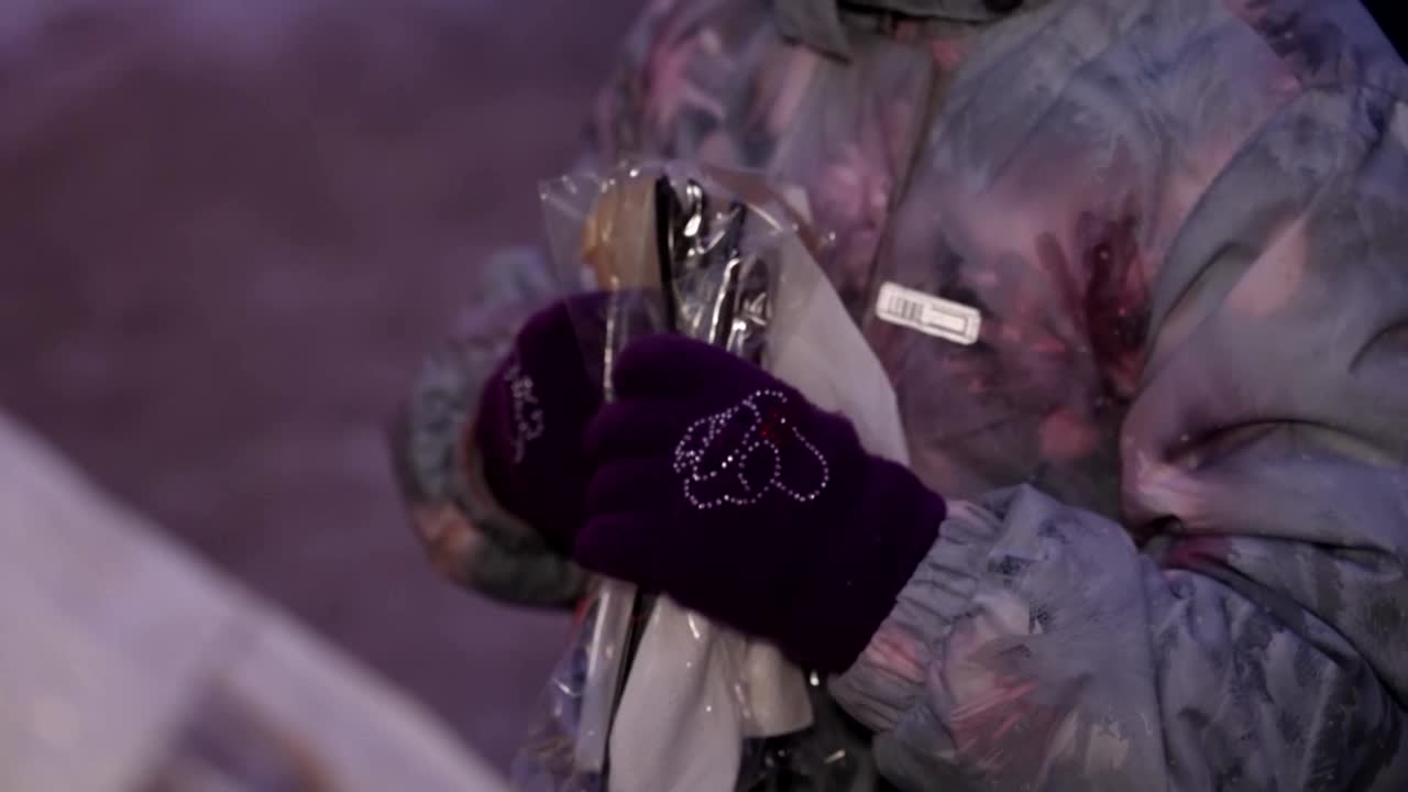 Volunteers bring hot food to Kyiv residents amid power shortages