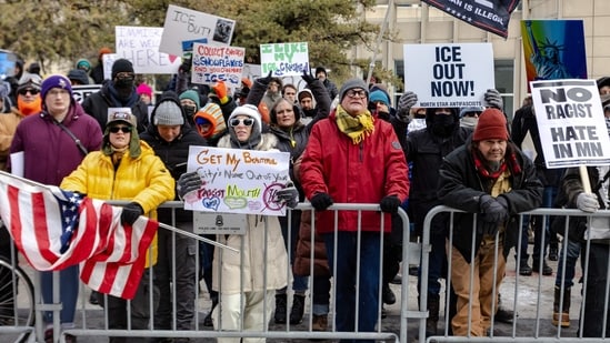 Minneapolis anti-ICE protesters turning up with firearms? Viral photos ...