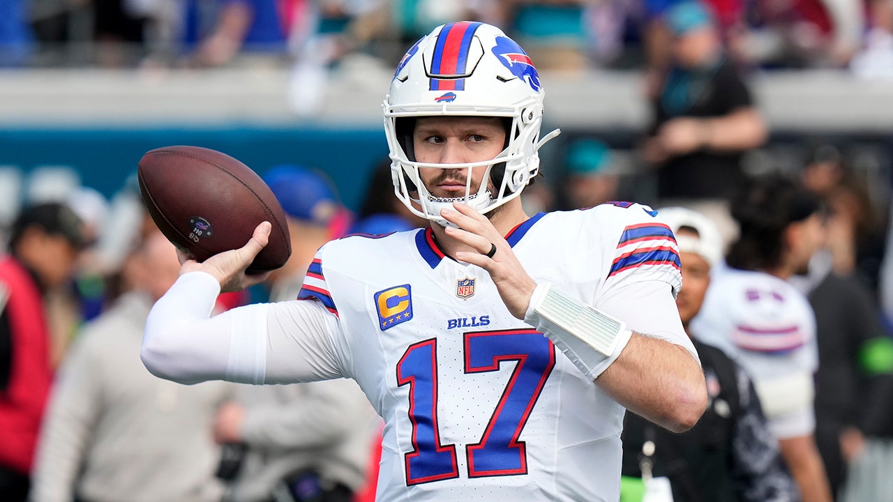 Bills' Josh Allen addresses viral photo of wife Hailee Steinfeld ...