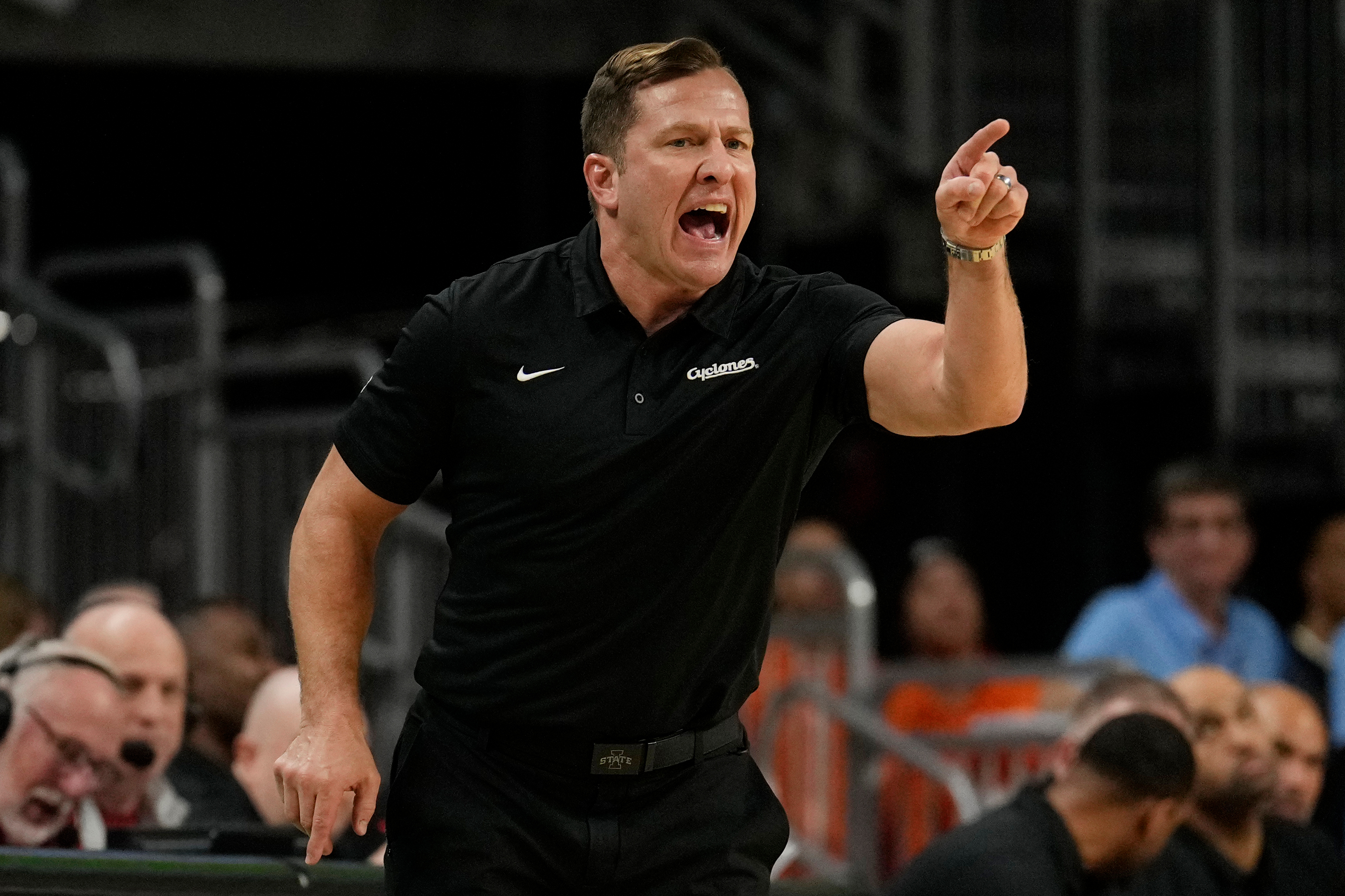 No. 2 Iowa State loses second straight, 79-70 to Cincinnati