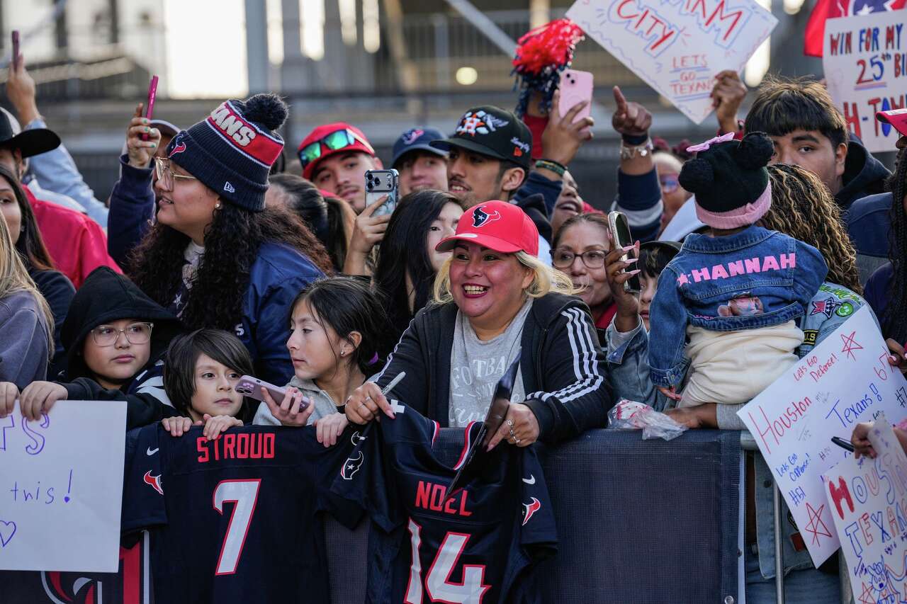 Hundreds of fans gather to give the Texans a proper H-Town send off as ...