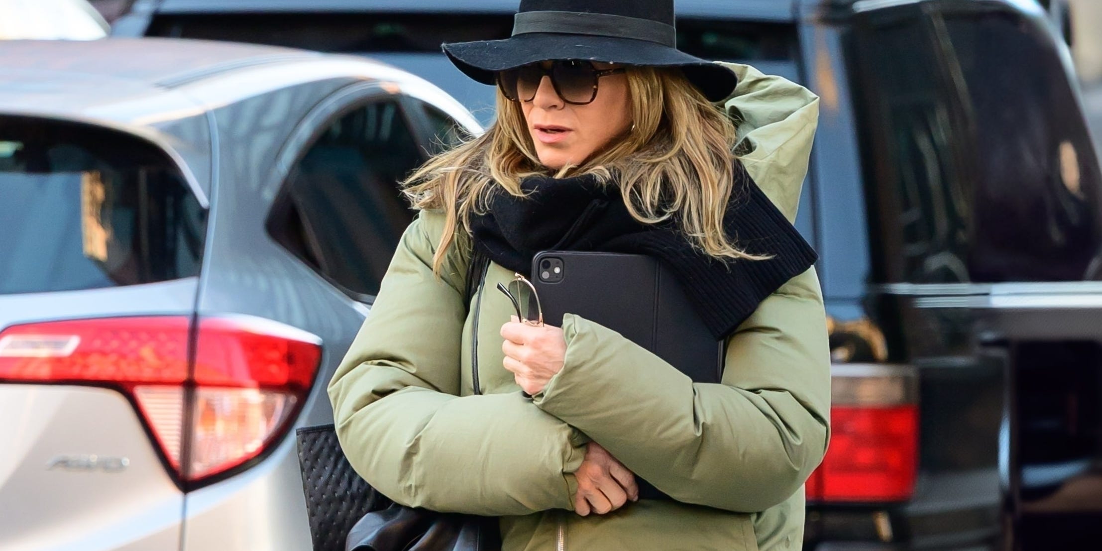 Jennifer Aniston’s floppy fedora feels so 2016