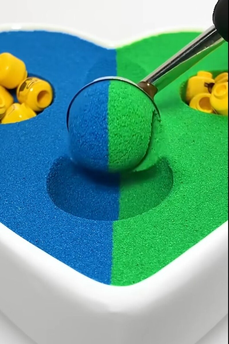 Heart shaped color split sand scoop