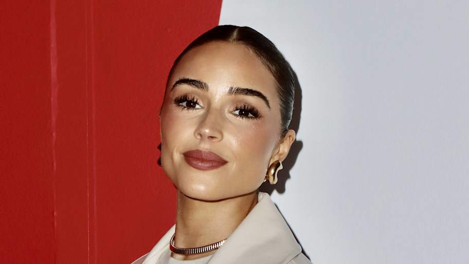 Christian McCaffrey’s wife Olivia turns heads in full-length 49ers coat ...