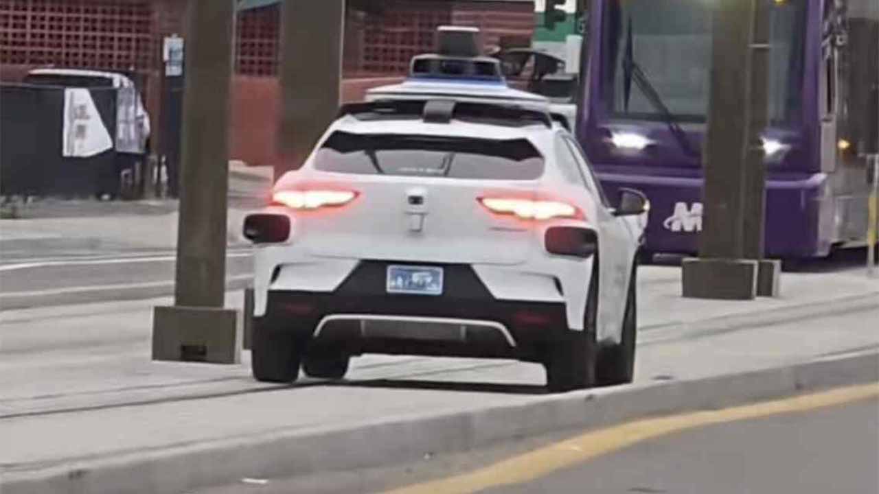 Video: Passeggero fugge dopo che un taxi autonomo Waymo rimane bloccato ...