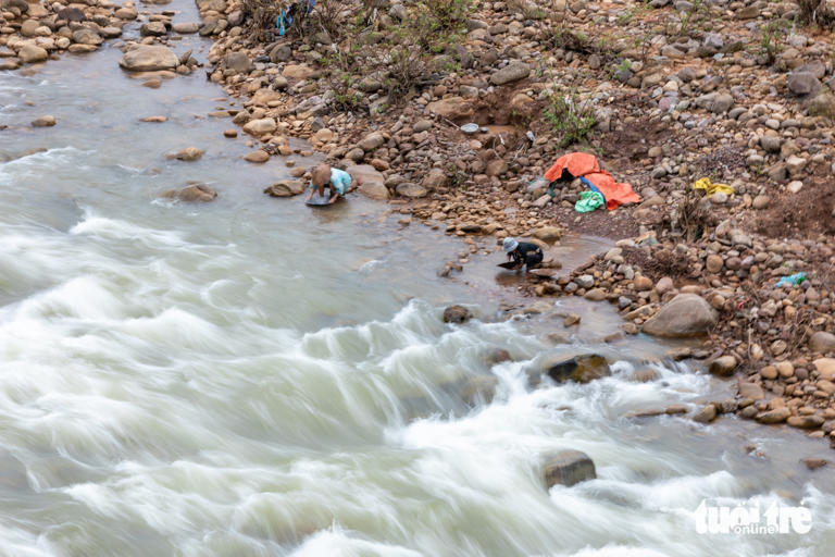 Người dân khoét hàm ếch dưới chân quốc lộ để đãi vàng
