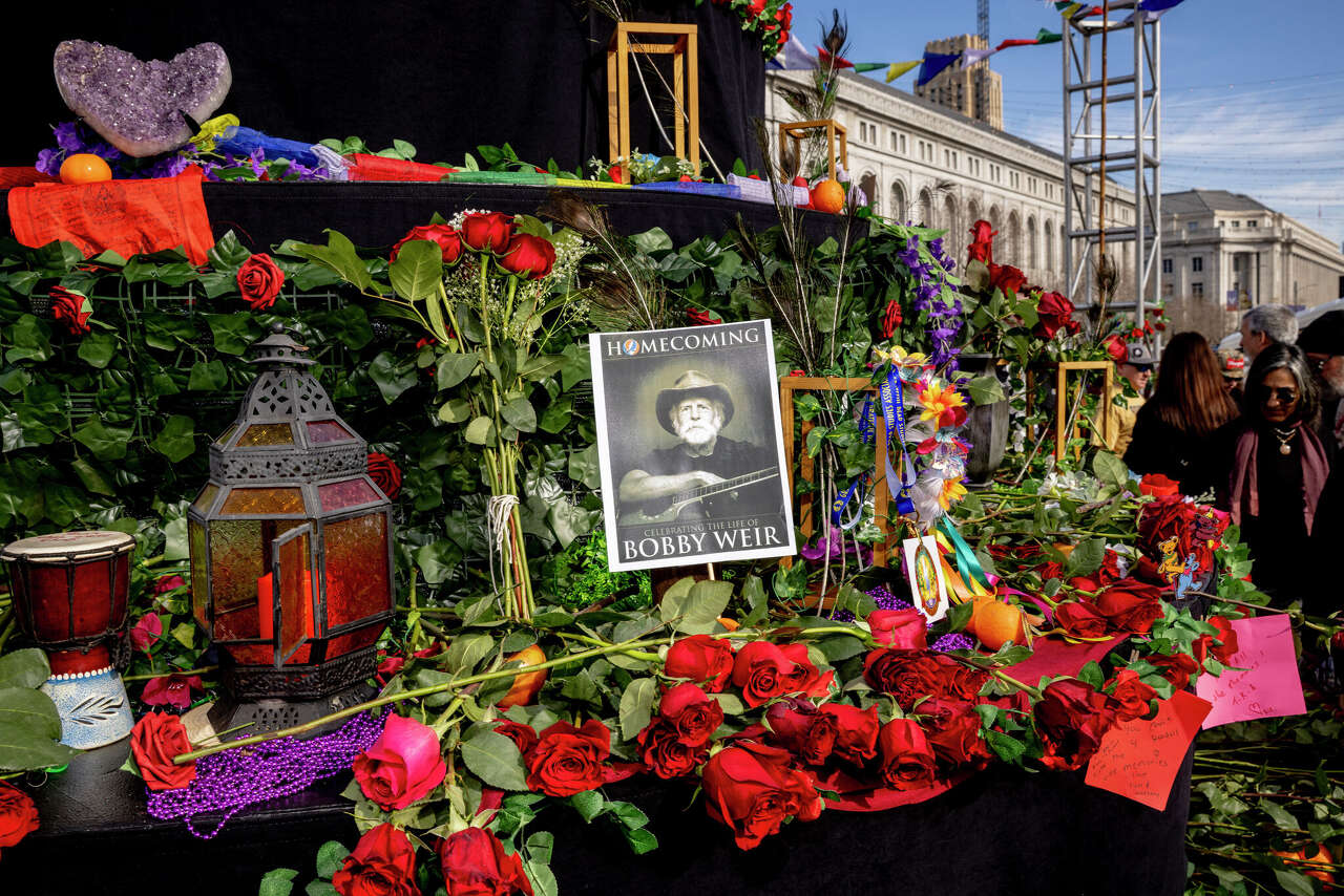 Fare thee well: Thousands give Bob Weir a stirring send-off at SF ...