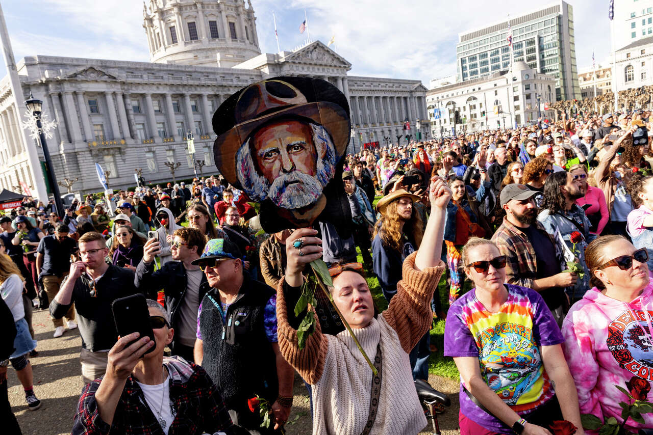Fare thee well: Thousands give Bob Weir a stirring send-off at SF ...