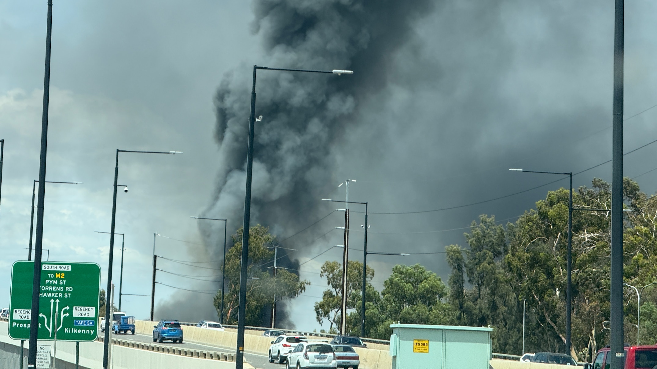 Fire sends huge plumes above Adelaide but firefighters stop spread to ...