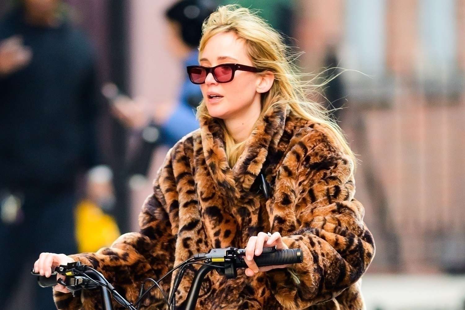 Jennifer Lawrence’s practical winter boots are basically made for ...