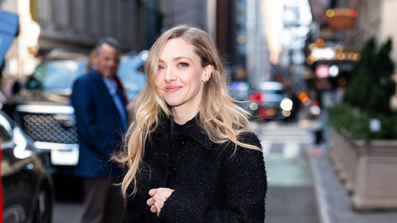 Want to refresh your denim outfit formula? Amanda Seyfried's statement ...