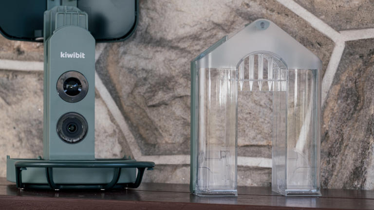 Kiwibit Beako 4K smart bird feeder with solar roof