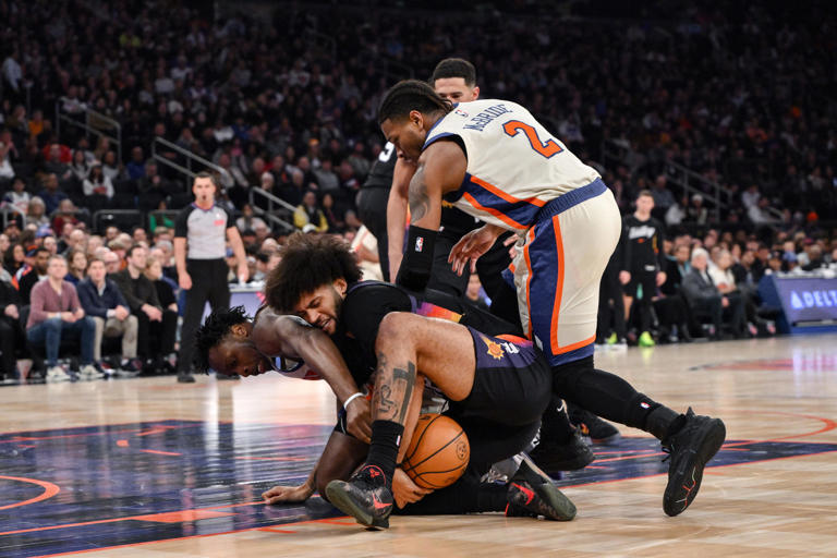 Devin Booker battles through injury, leads Suns past Knicks