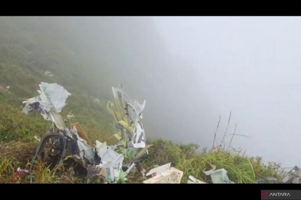 Badan pesawat ATR 42-500 ditemukan di lereng Bulusaraung, kondisi hancur!