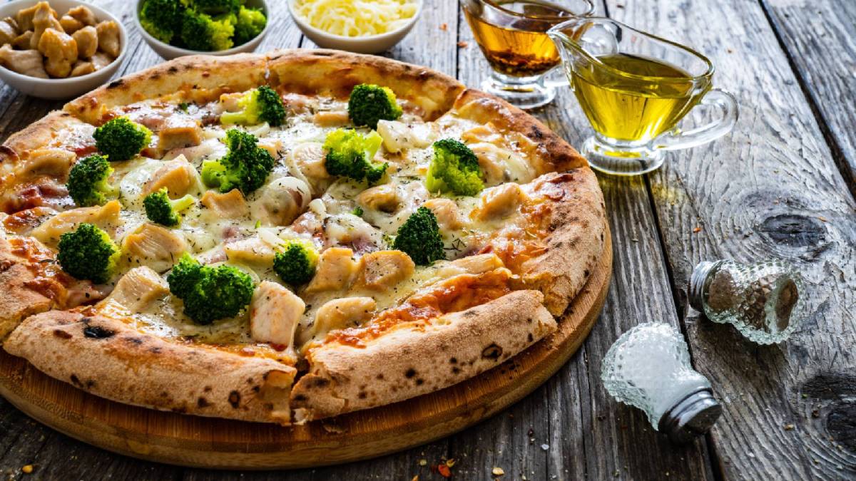 This broccoli chicken pizza puts frozen pizza to shame