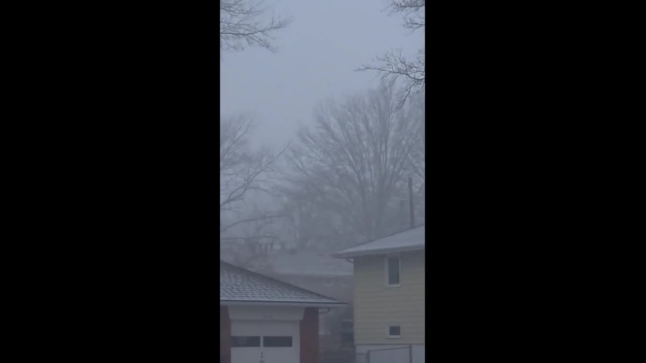 Snow squall reduces visibility during evening in Independence, Missouri ...