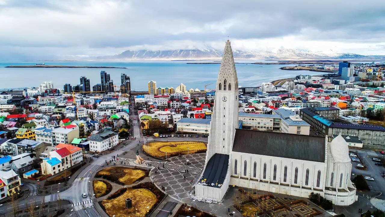 Why Iceland is called the 'land of fire and ice' and what makes it so ...