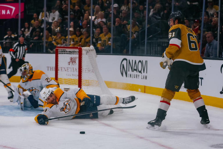 Golden Knights pour it on Predators, earn 7th straight victory