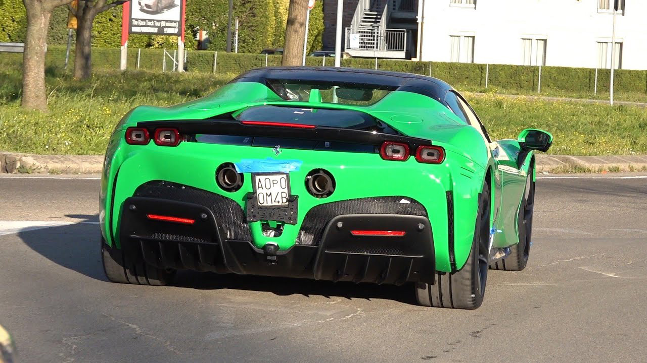 Ferrari SF90 Stradale gespot in groen