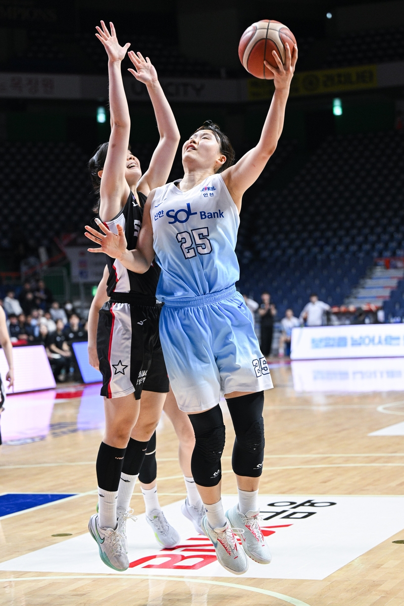 '미마 36점' 신한은행, 2차 연장 끝에 BNK 잡고 9연패 탈출