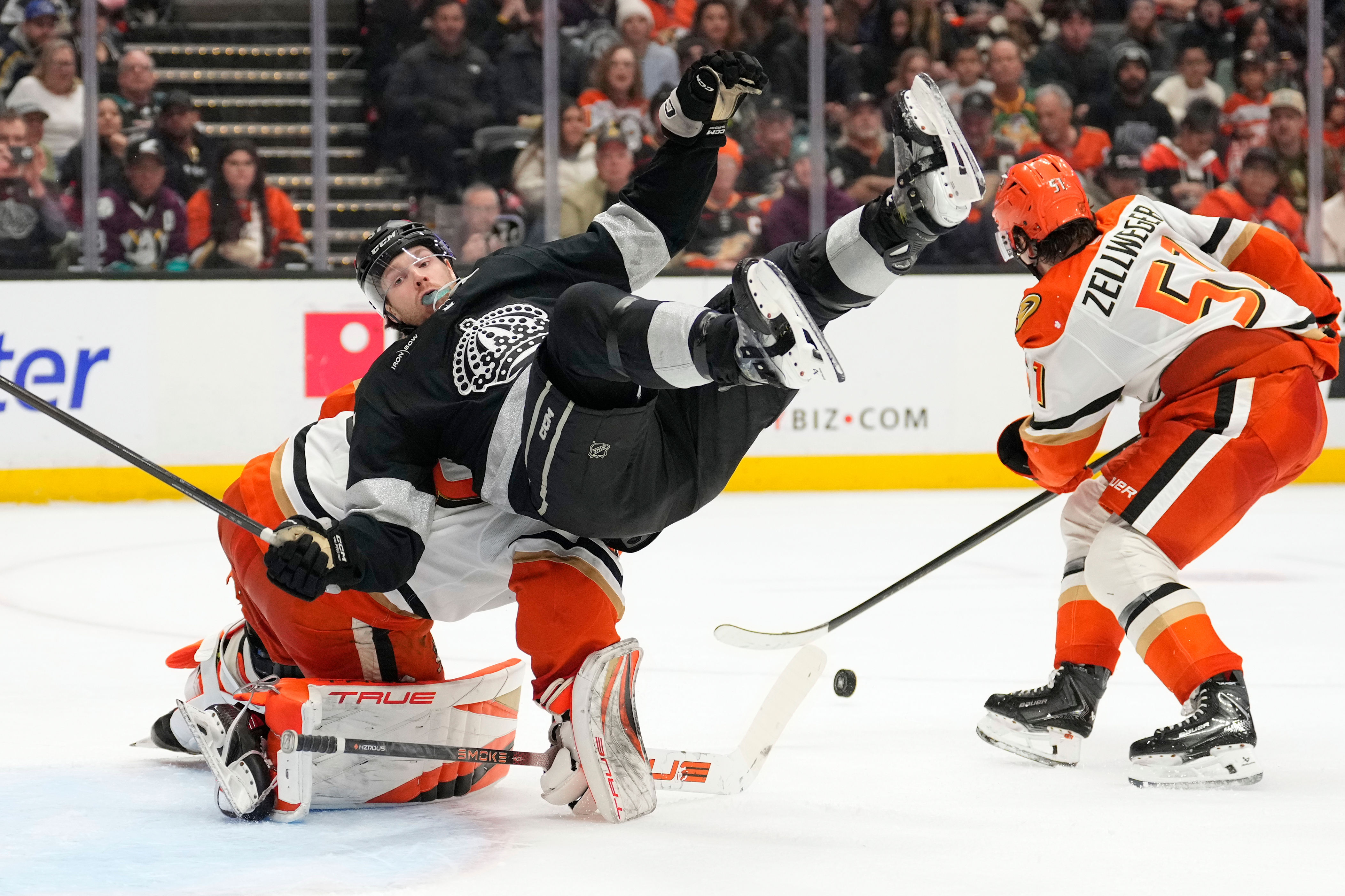 Beckett Sennecke sets up Mikael Granlund in OT, Ducks beat Kings 2-1 ...