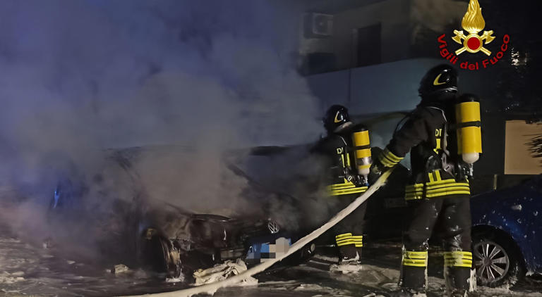 Quattro auto in fiamme. Boato e paura nella notte. L’ombra di un atto ...