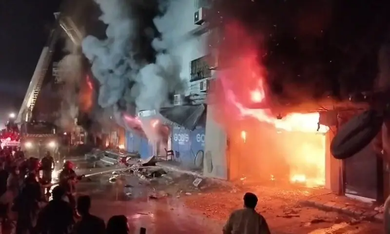 Deadly Blaze Traps Dozens in Karachi Shopping PlazaPublished on ...