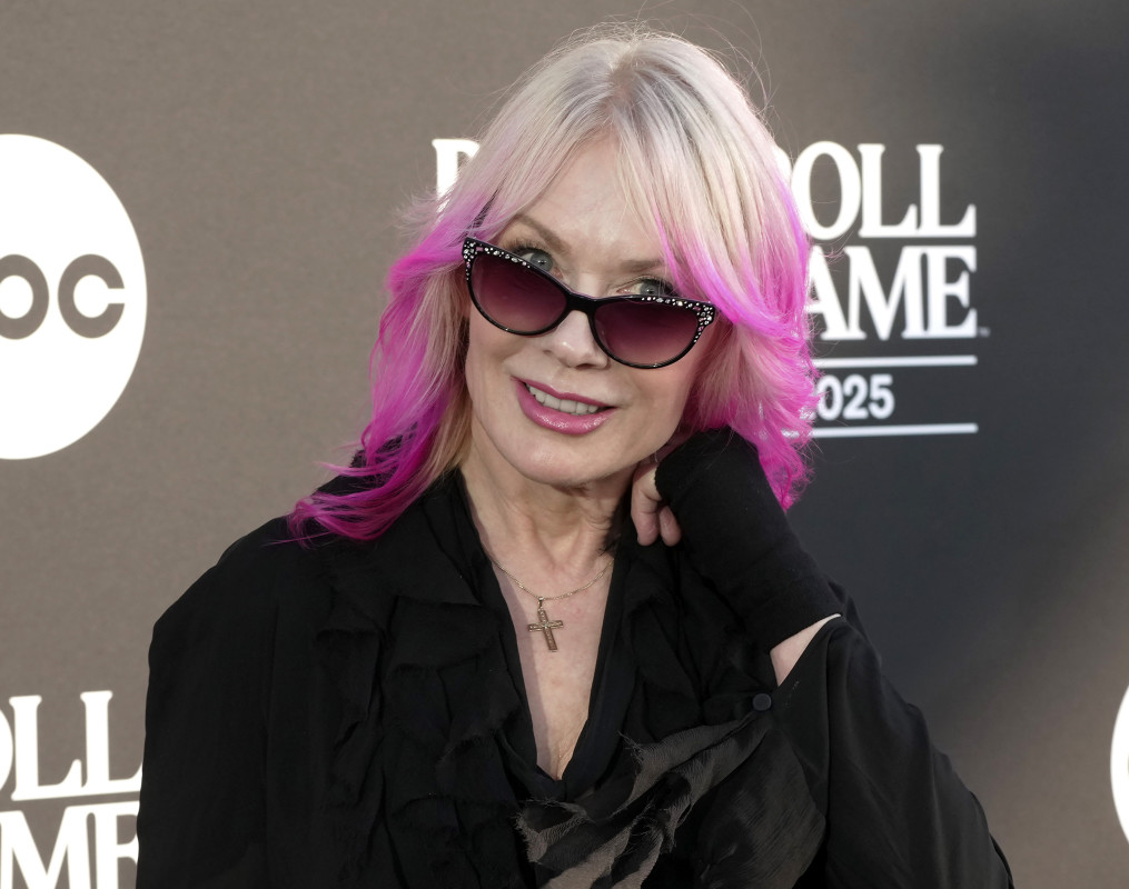 Heart’s Nancy Wilson shares rare photo of husband with granddaughter in ...