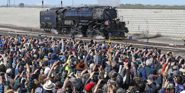 What's it like when 600-ton 'Big Boy' locomotive comes to town?