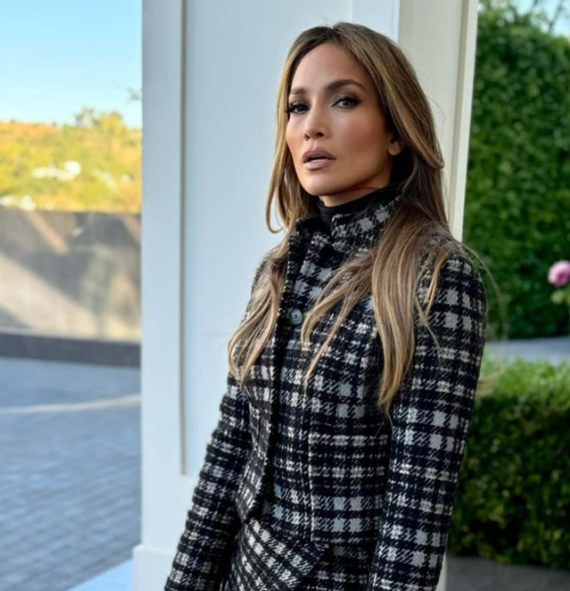 Jennifer Lopez ignores host during Golden Globes Glambot moment