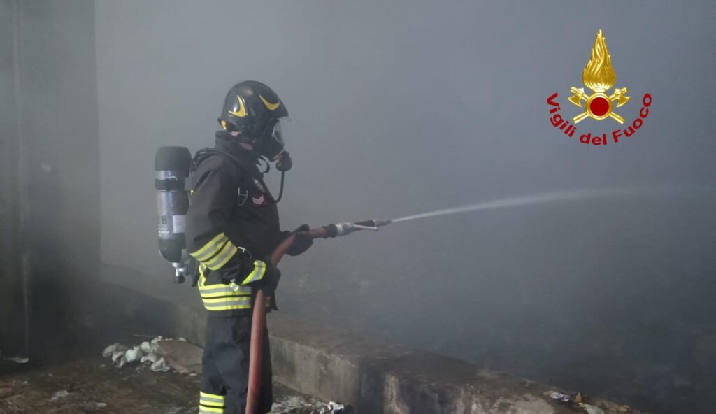 Fiamme allo stabilimento di smaltimento di rifiuti a Grosseto