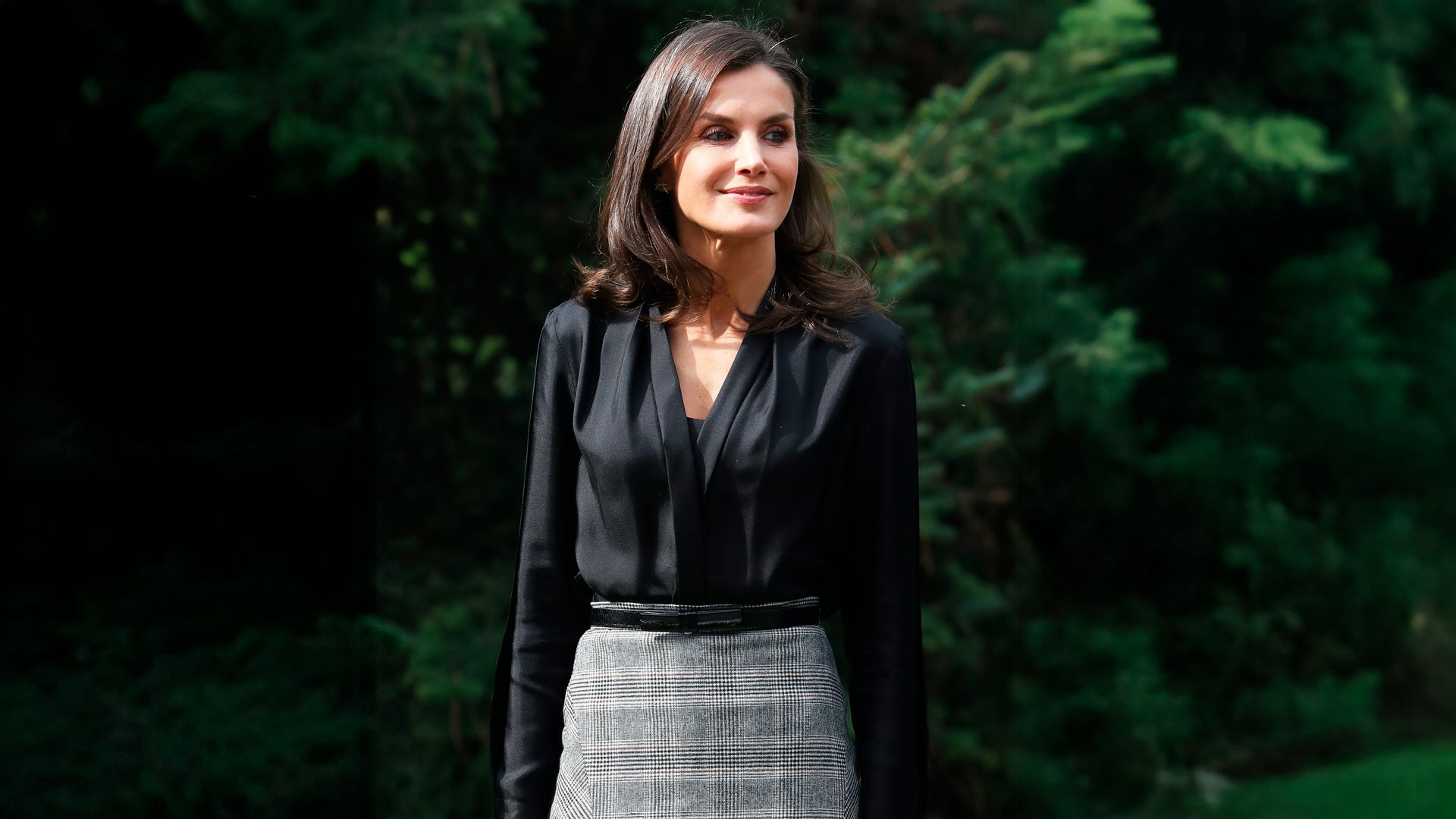 De Rajwa de Jordania a la reina Letizia: la falda estampada que une a ...