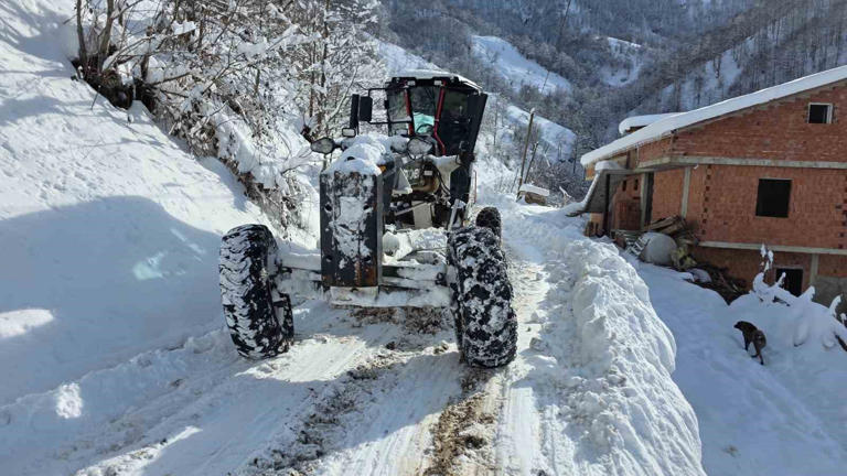 Trabzon’da karla mücadele çalışmaları sürüyor