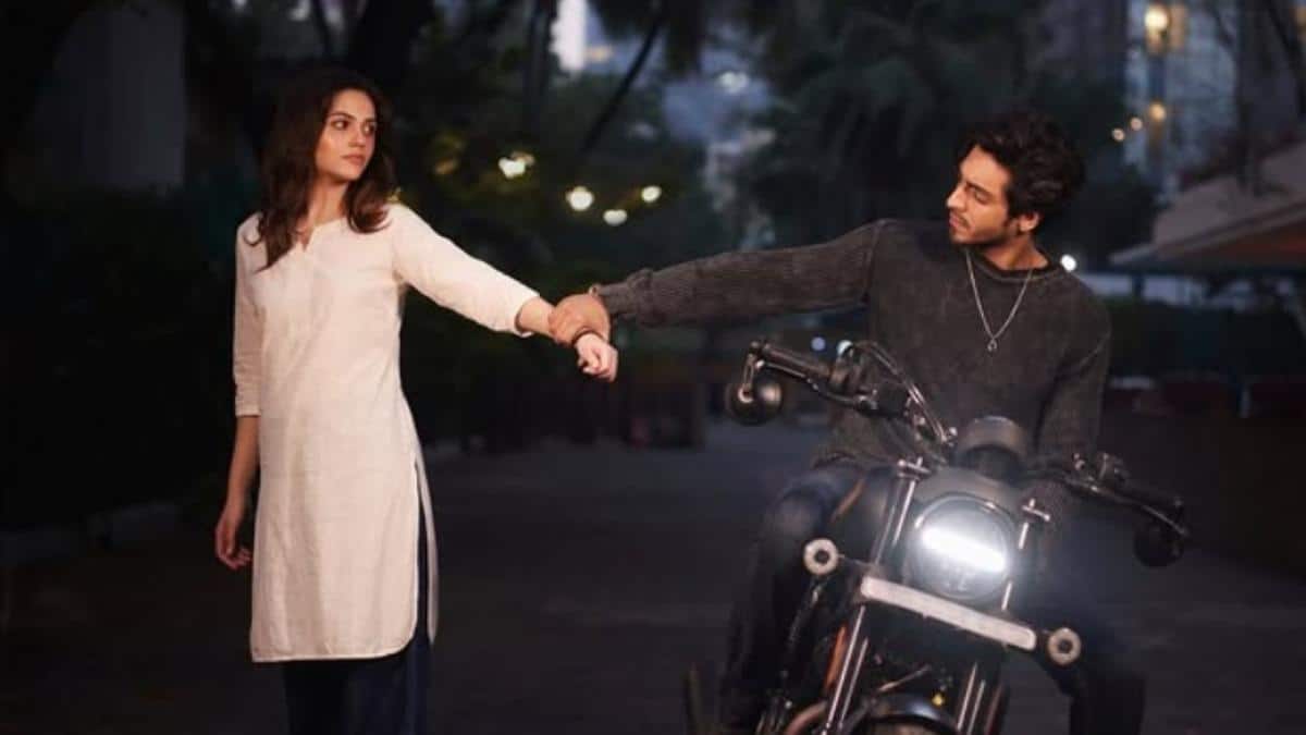 Aneet Padda, Ahaan Panday recreate Saiyaara scene as film completes six ...