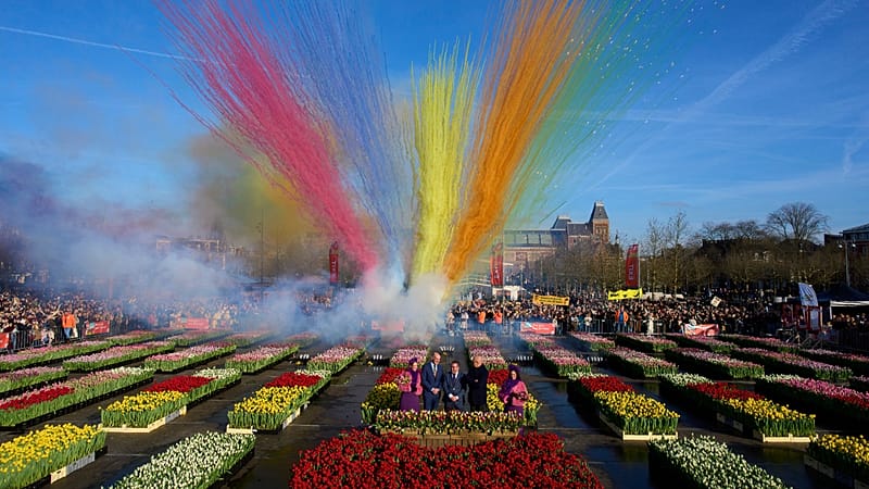 Dutch National Tulip Day: 200,000 tulips handed out in Amsterdam