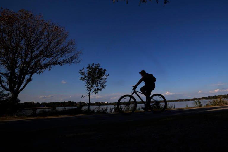 A warm Sunday in North Texas follows a day of some snow flurries. Here ...