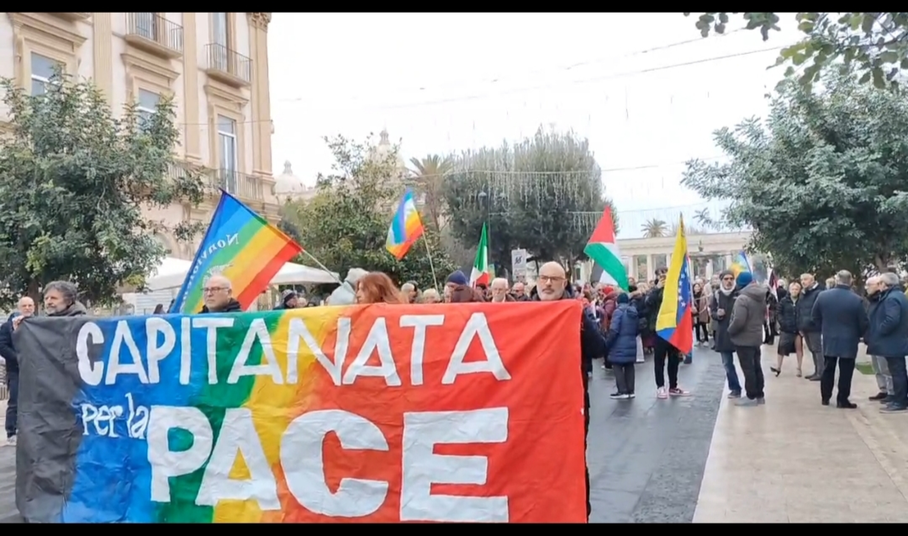 A Foggia una catena umana per la pace, corteo nel centro cittadino