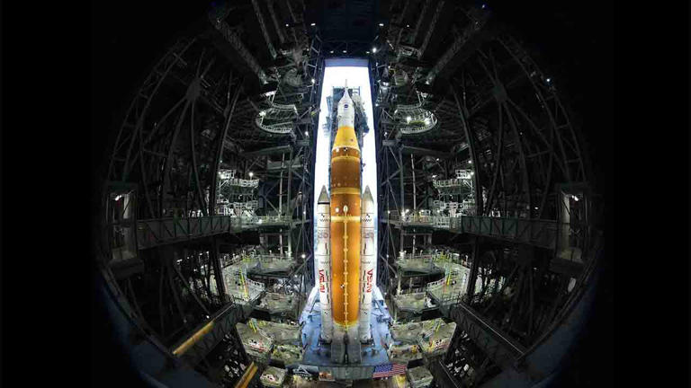 A NASA az Artemis II rakétát az indítóállásra szállította, és készül a ...